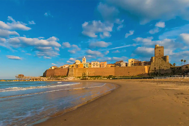 Cosa vedere e fare a Petacciato, Molise: spiagge, mare, cibo, borgo antico